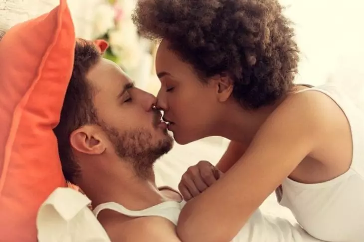 Avaliku teenistuse teadaanne: 11 viisi, kuidas suudlemine on teie tervisele kasulik 24118_3