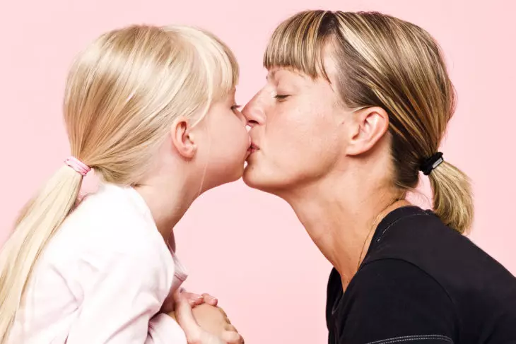 Vai vecākiem vajadzētu skūpstīt savus bērnus uz lūpām? 24120_1
