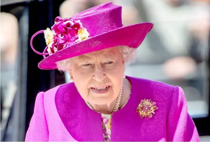 Elizabeth II's Kisimusi Brooch uye Zvazvinoreva 24374_8