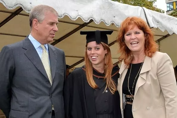 Princesses Eugenie və Beatrice bəzi sirləri var və onlar qaranlıqdır 24455_7