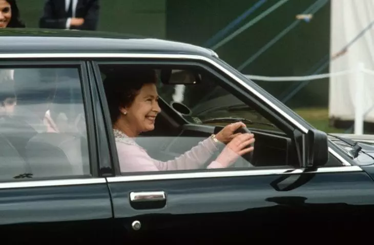 Kuningatar Elizabeth II ajaa autoaan