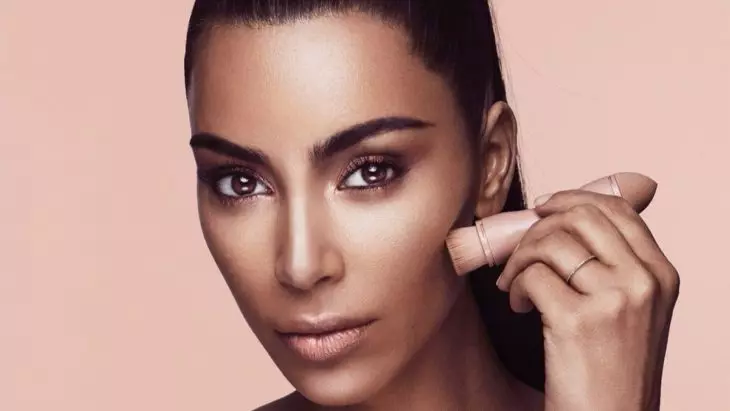 Kim Kardashian ရဲ့ မိတ်ကပ်လိမ်းခြယ်မှုက Kylie Jenner ထက် ပိုကောင်းသလား။ 24732_2