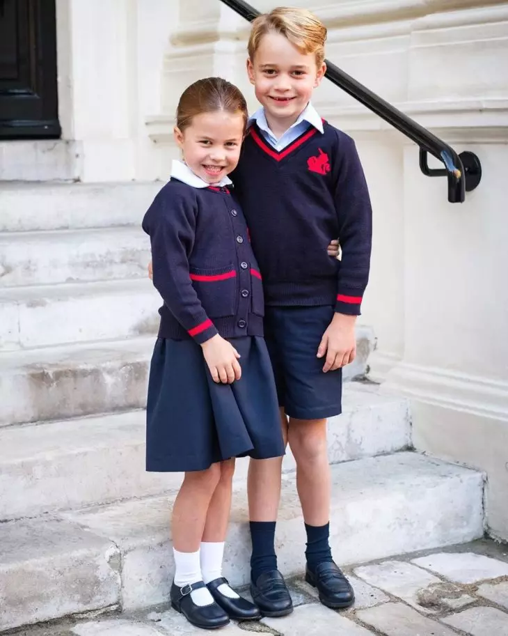 Nri ehihie na-adọrọ adọrọ nke Prince George na Princess Charlotte n'ụlọ akwụkwọ 24823_1