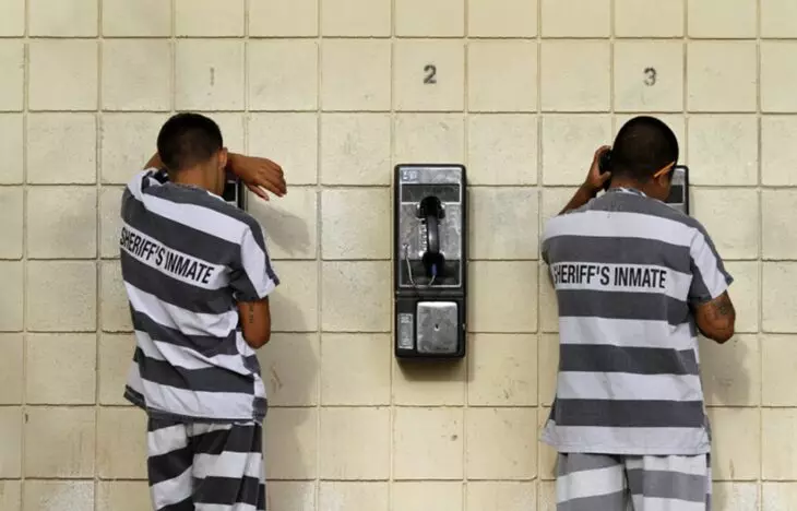 Bagaimana Penjara di AS Memerangi Rasisme & Budaya Geng 2482_3