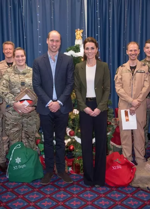 Duke & Duchess of Cambridge သည် ဆိုက်ပရပ်စ်သို့ သွားရောက်လည်ပတ်သည်။