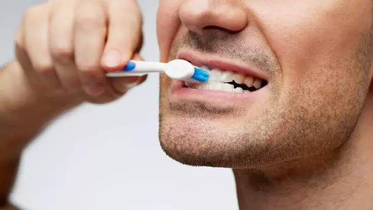Առողջ ատամներ պահպանելու և կարիեսները հեռու պահելու 7 խորհուրդ 25063_1