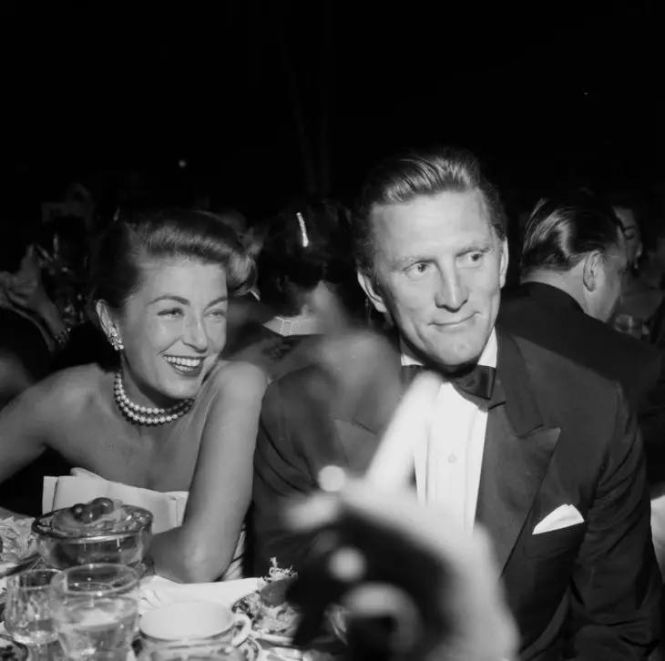 Maxay ahayd xidhiidhka Kirk Douglas ee Catherine Zeta-Jones? 25136_1