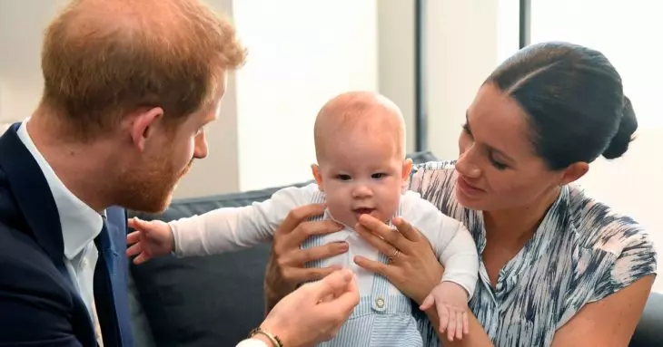 Hoe Meghan en Harry bijna hun recht op de kroon verloren en hoe het Little Archie zou beïnvloeden 25152_1