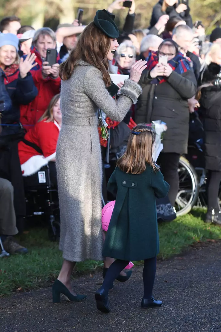 Принц Джордж и принцесса Шарлотта встречаются с публикой на Рождество 25305_3