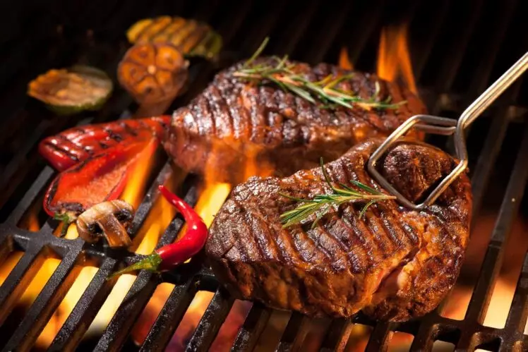 Pse Grilli me qymyr është më i miri për gatimin tuaj në BBQ në oborrin e shtëpisë?