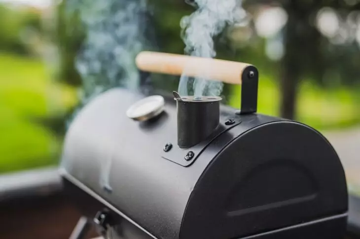 為什麼木炭烤架最適合您的後院燒烤野餐？ 2592_1