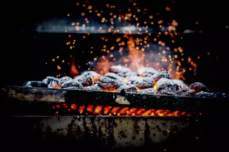 Per què la graella de carbó és la millor per a la vostra cuina de barbacoa al pati del darrere? 2592_3