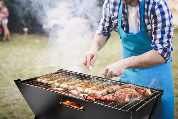 നിങ്ങളുടെ വീട്ടുമുറ്റത്തെ BBQ കുക്കൗട്ടിന് ചാർക്കോൾ ഗ്രിൽ ഏറ്റവും മികച്ചത് എന്തുകൊണ്ട്? 2592_4