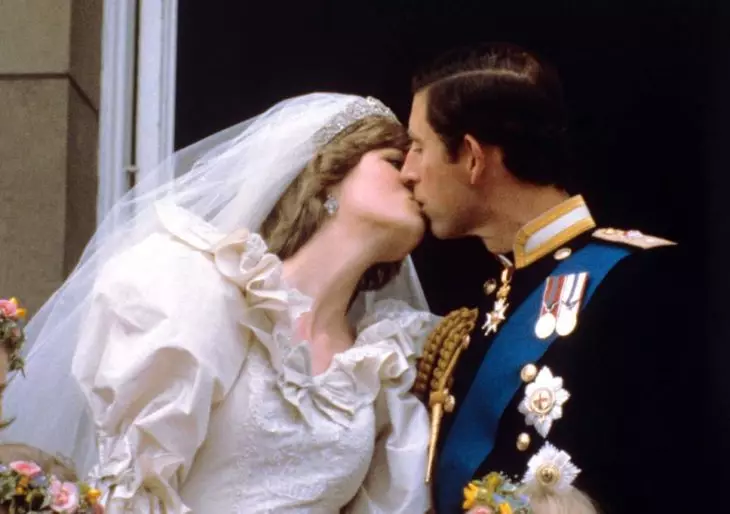 Kierpersprooch weist datt de Prënz Charles an d'Prinzessin Diana net richteg fir all aner waren 26262_3