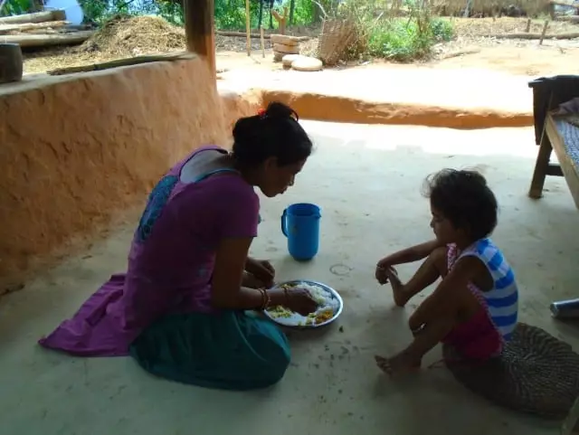 Kuhanan ng larawan ang mga Babaeng Nepalese Ang Mga Bawal sa Panregla na Pinipigilan Sila Bawat Buwan 26560_1