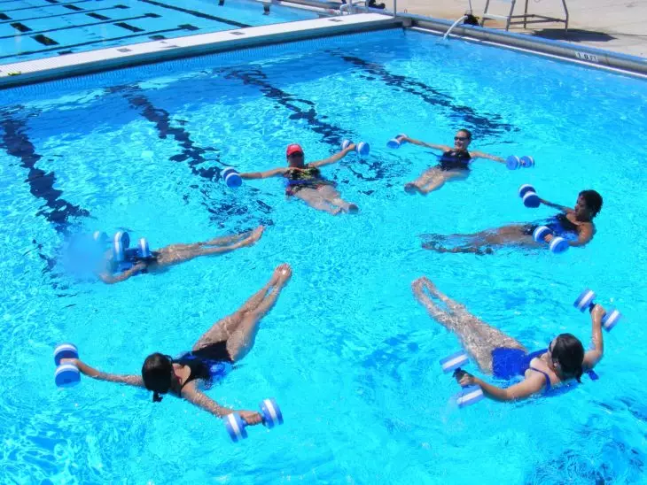 L'aeròbic aquàtic és bo per a la vostra salut i aquí teniu l'equip que necessiteu per començar 26697_1