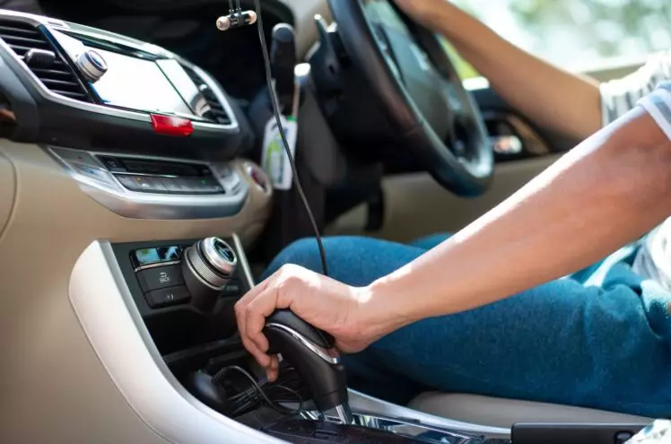 8 навика које морате напустити када возите аутоматски аутомобил