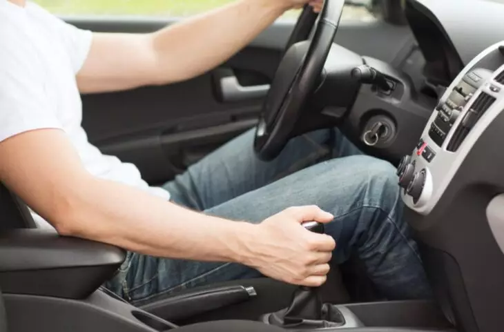 8 навика које морате напустити када возите аутоматски аутомобил 26742_3