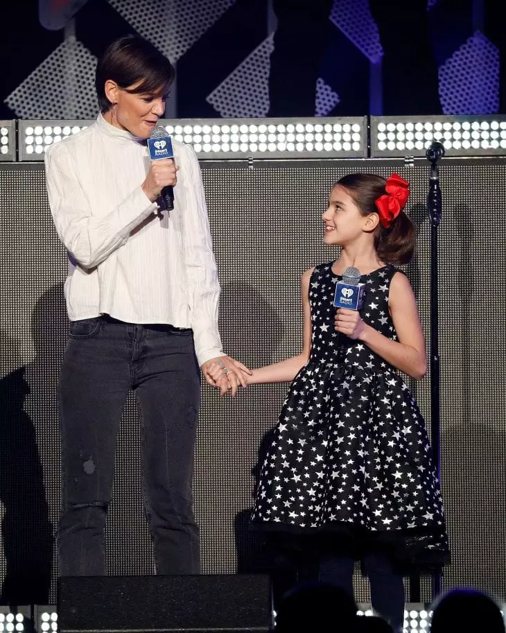 MELLÉKLET RÉSZLETEI Mentve. Katie-Holmes és Suri-Cruise