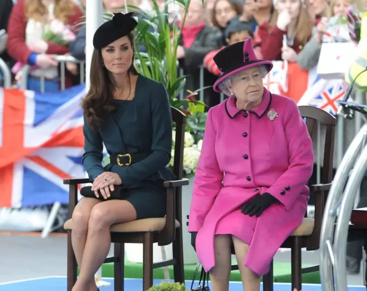 Kate Middleton zawsze przestrzega zasad, aby szanować królową, gdy pojawiają się razem 27405_1