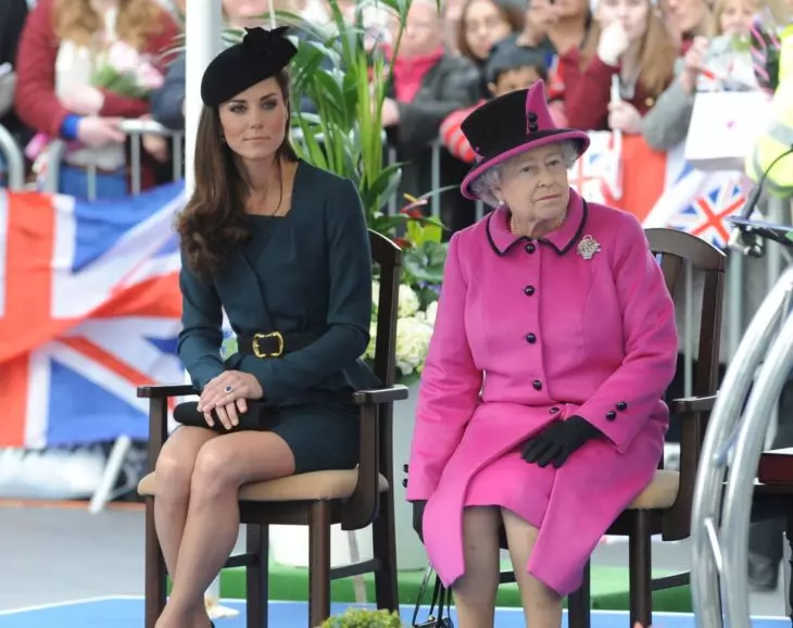 Cloíonn Kate Middleton i gcónaí na rialacha chun Meas a thabhairt don Bhanríon Nuair a Láithreoidh siad Le Chéile 27405_1