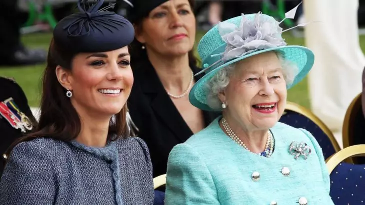 Kate Middleton vedno upošteva pravila za spoštovanje kraljice, ko se pojavita skupaj 27405_2