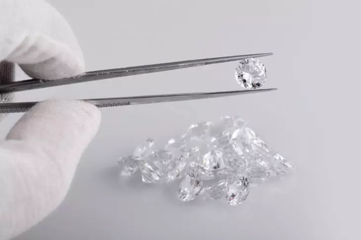 तपाइँको प्रयोगशालामा विकसित हीरा खनन जत्तिकै वास्तविक छ, यो आधिकारिक छ। 2742_3