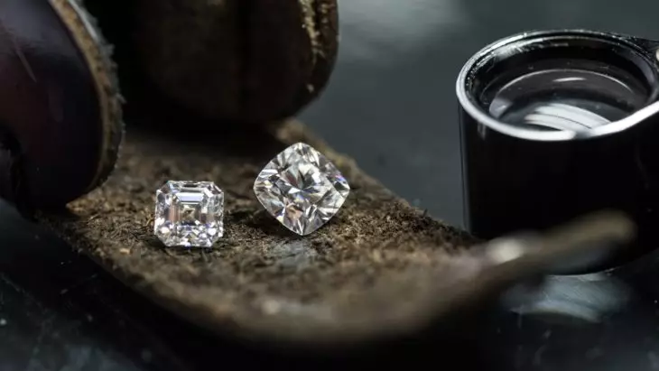 तपाइँको प्रयोगशालामा विकसित हीरा खनन जत्तिकै वास्तविक छ, यो आधिकारिक छ। 2742_4