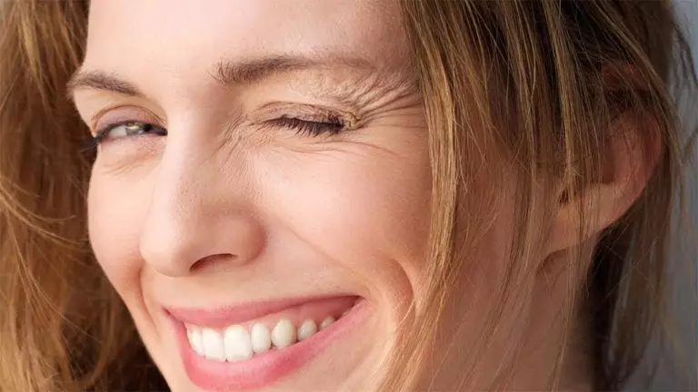 Hoe zich te ontdoen van rimpels onder de ogen bij het glimlachen?