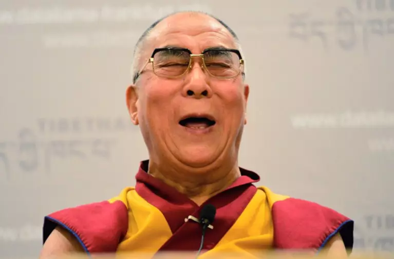O Dalai Lama leva anos falando de mulleres atractivas e sucesoras.