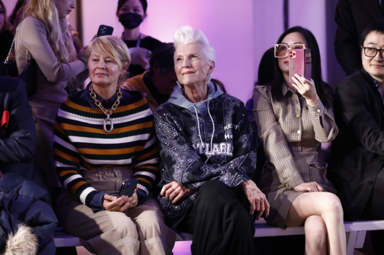 Maye Musk részt vesz a New York-i divathét kifutóján az Uplive x Hekka Fashionért