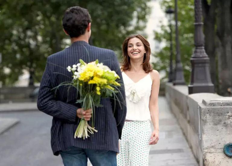 Guy Talk: 5 maneiras que os homens também são românticos sem esperança