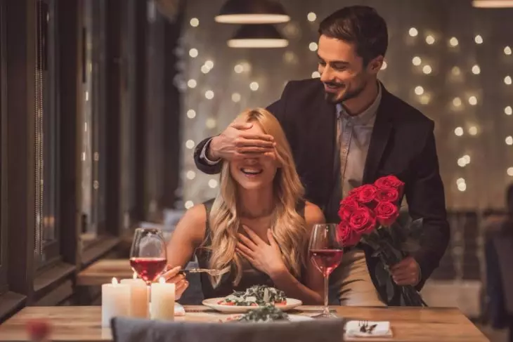 Guy Talk: 5 maneiras que os homens também são românticos sem esperança 29302_1
