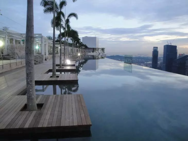 Ma tahan sinna minna: Marina Bay Sandsi naeruväärne lõpmatuse bassein 29321_5