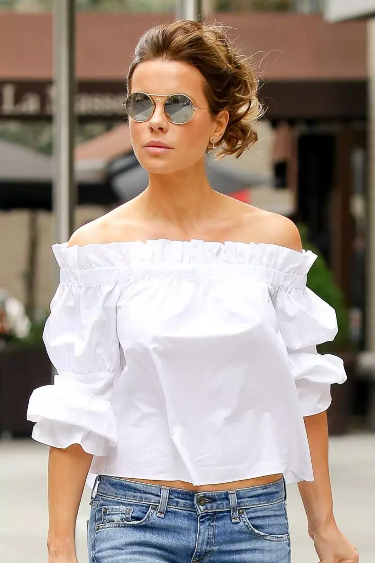 9 trendy off-shoulder tops die perfect zijn voor je zomeroutfit 29487_1