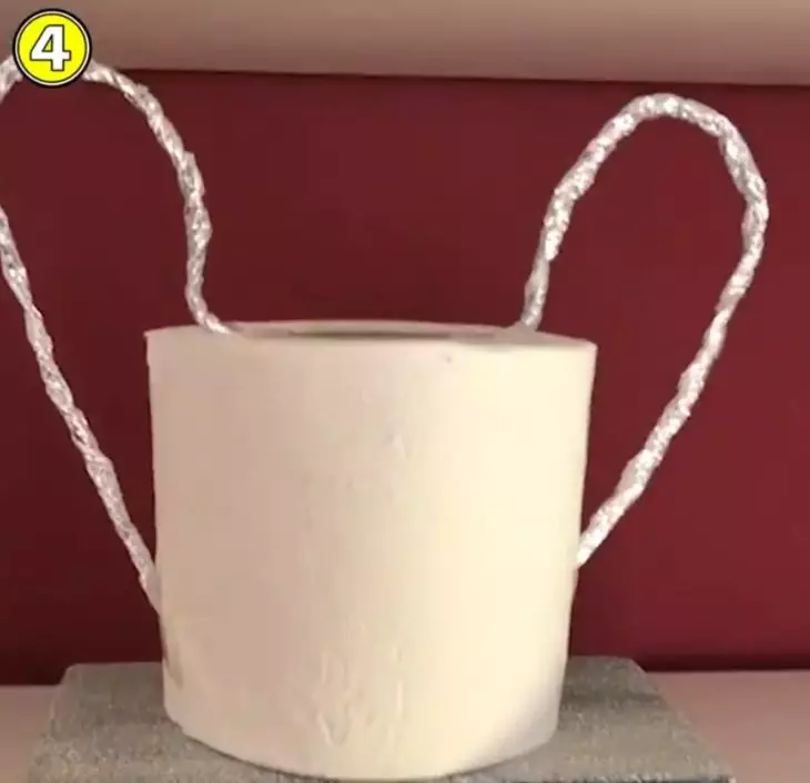 „Најпрестижниот трофеј во моментов“ направен од тоалетна хартија станува вирален 29530_1