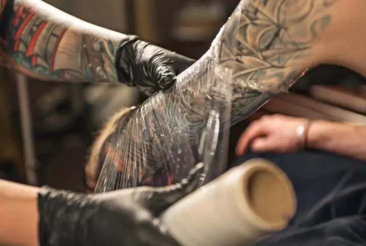 7 начина да се носите са болом након прве тетоваже 29595_1