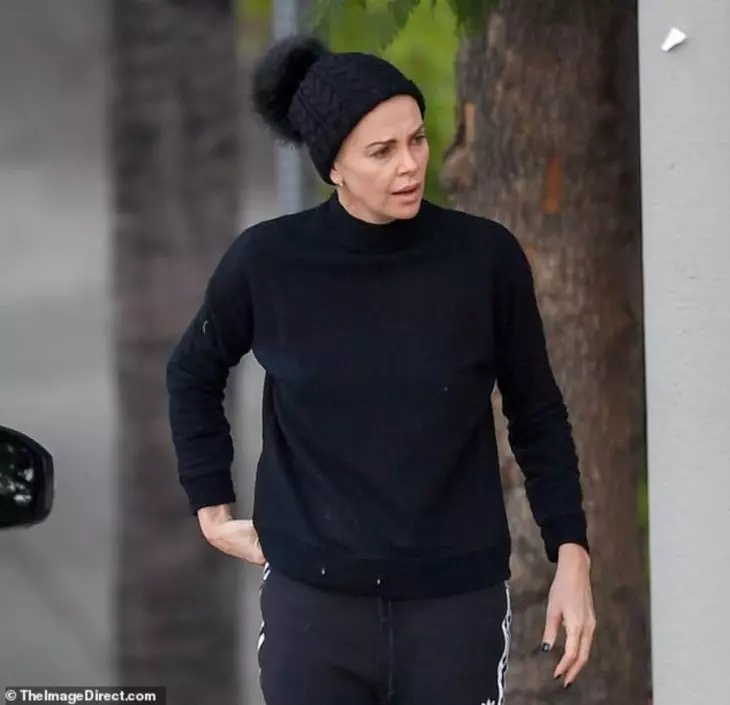 Bombshell Charlize Theron dalam All Black on the Streets of California 29760_2