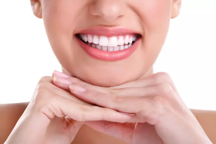 5 prirodzených spôsobov bielenia zubov, pretože nikto nemá rád tvrdé chemikálie 30351_1