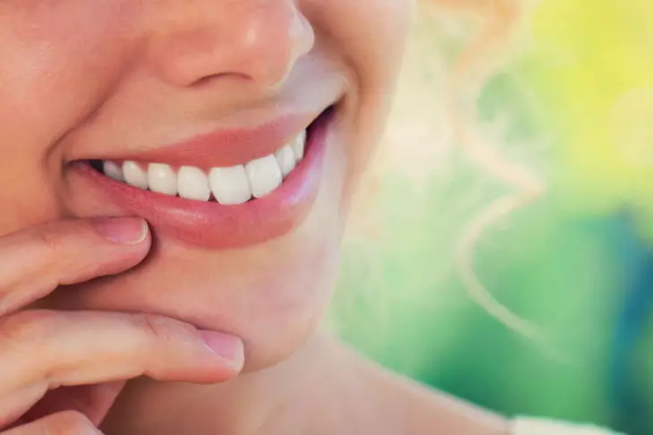 5 prirodzených spôsobov bielenia zubov, pretože nikto nemá rád tvrdé chemikálie 30351_3