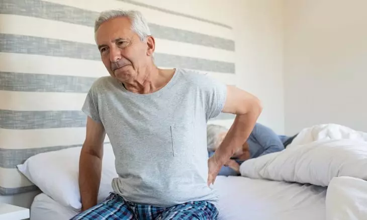Cum să protejați sănătatea bătrânilor de artrită iarna 30469_1
