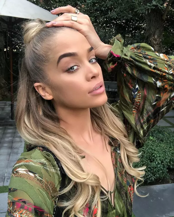 19 fakte që duhet të dini për Jasmine Sanders - Golden Barbie 30728_4