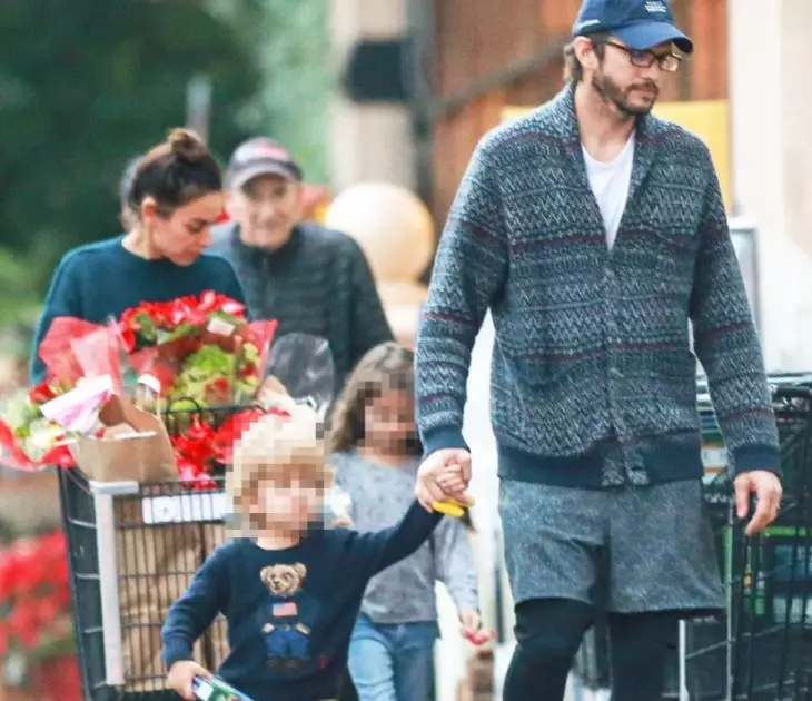 Mila Kunis ndi Ashton Kutcher's Family Holiday Shopping 30810_1