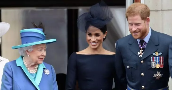 ハリー王子とメーガン・マークルが女王と微笑む