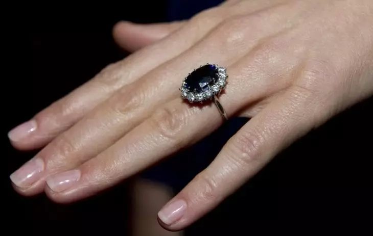 Pale ea Kate Middleton's Engagement Ring 32992_1