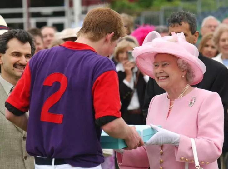 De relaasje fan Prins Harry en keninginne Elizabeth II 33054_3