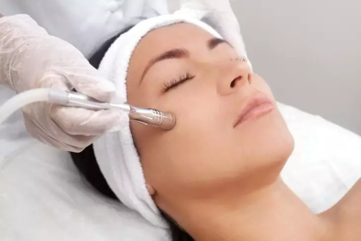 மற்ற பிரபலமான தோல் சிகிச்சைகளுடன் HydraFacials எப்படி ஒப்பிடுகின்றன 33777_3