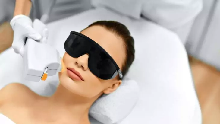 மற்ற பிரபலமான தோல் சிகிச்சைகளுடன் HydraFacials எப்படி ஒப்பிடுகின்றன 33777_5