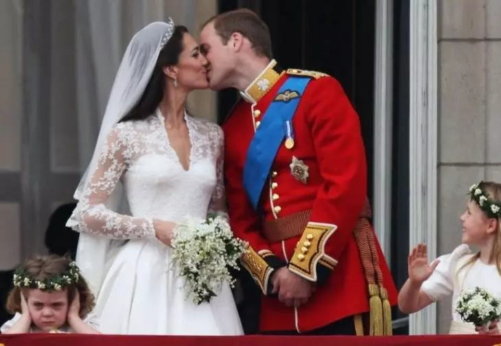 မင်းသား William က Kate Middleton နဲ့ လက်မထပ်ခင် ဘယ်ဘွဲ့ ရထားလဲ။ 34393_4