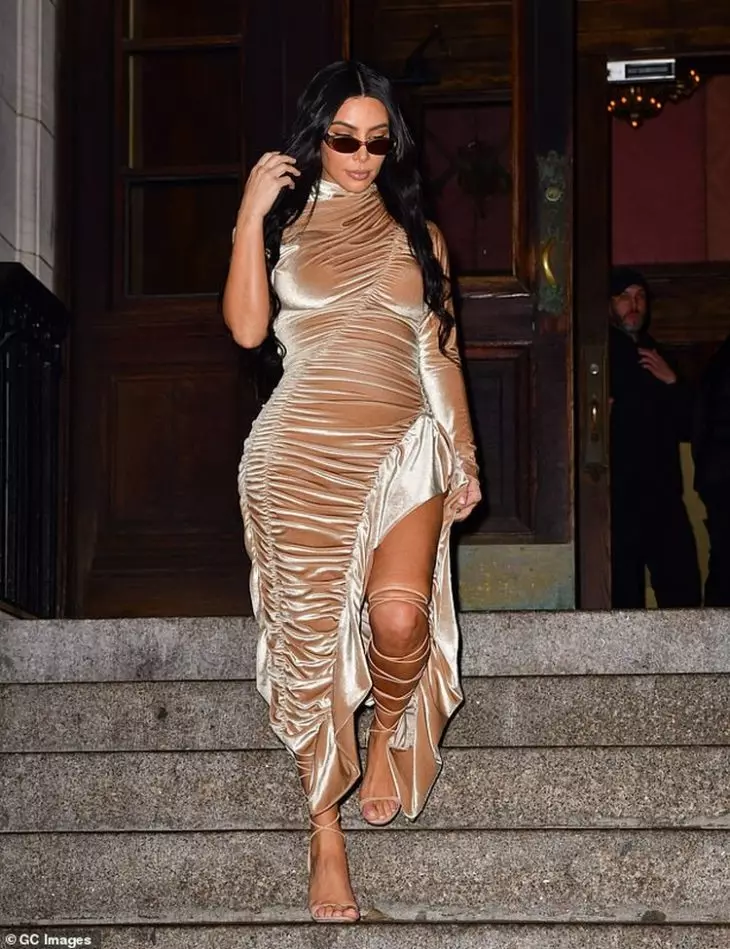 Kim Kardashian é fermosa con este vestido dourado cunha fenda ata a coxa 34504_1